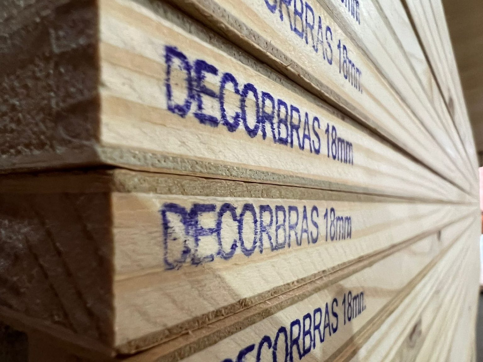 Tipos de Compensados de Madeira e suas Aplicações - Decorbras Compensados